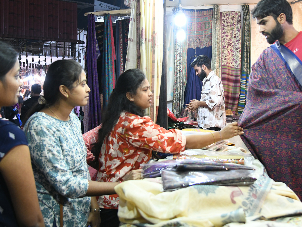 నాంపల్లి : నుమాయిష్‌ ఎగ్జిబిషన్‌కు..పోటెత్తిన సందర్శకులు (ఫొటోలు) | Numaish Exhibition to ...